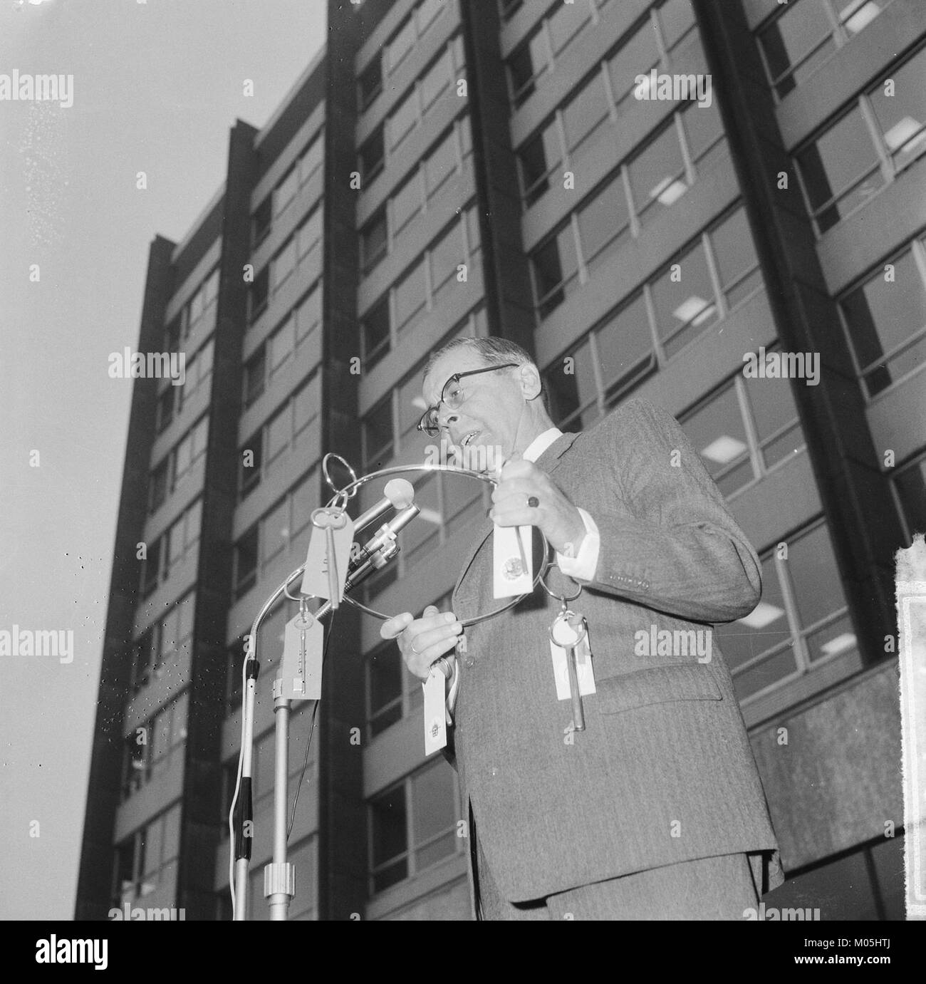 This image shows the opening of a new building by the NVV (Dutch ...