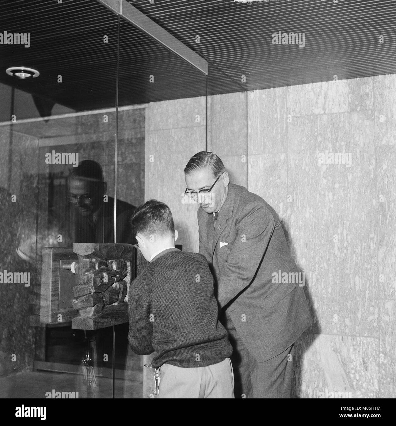 The opening of the new NVV building in Slotermeer by Mayor Van Hall ...