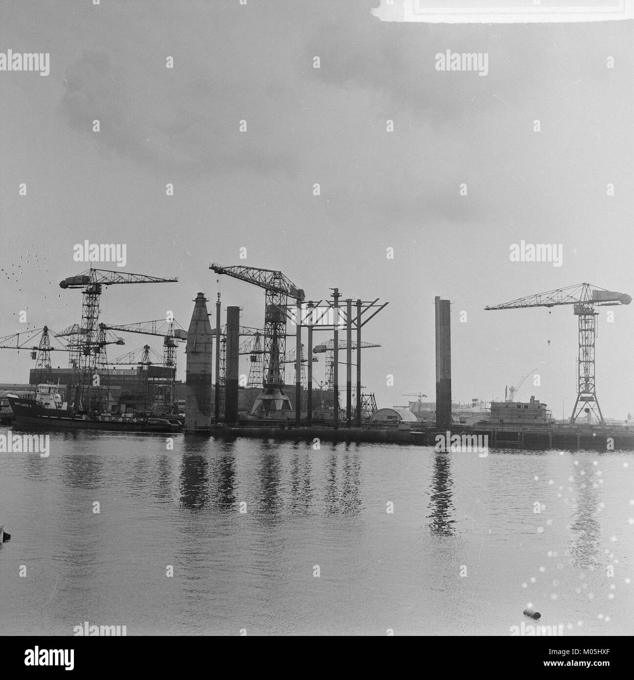 This image depicts the construction of the American oil rig Transworld ...