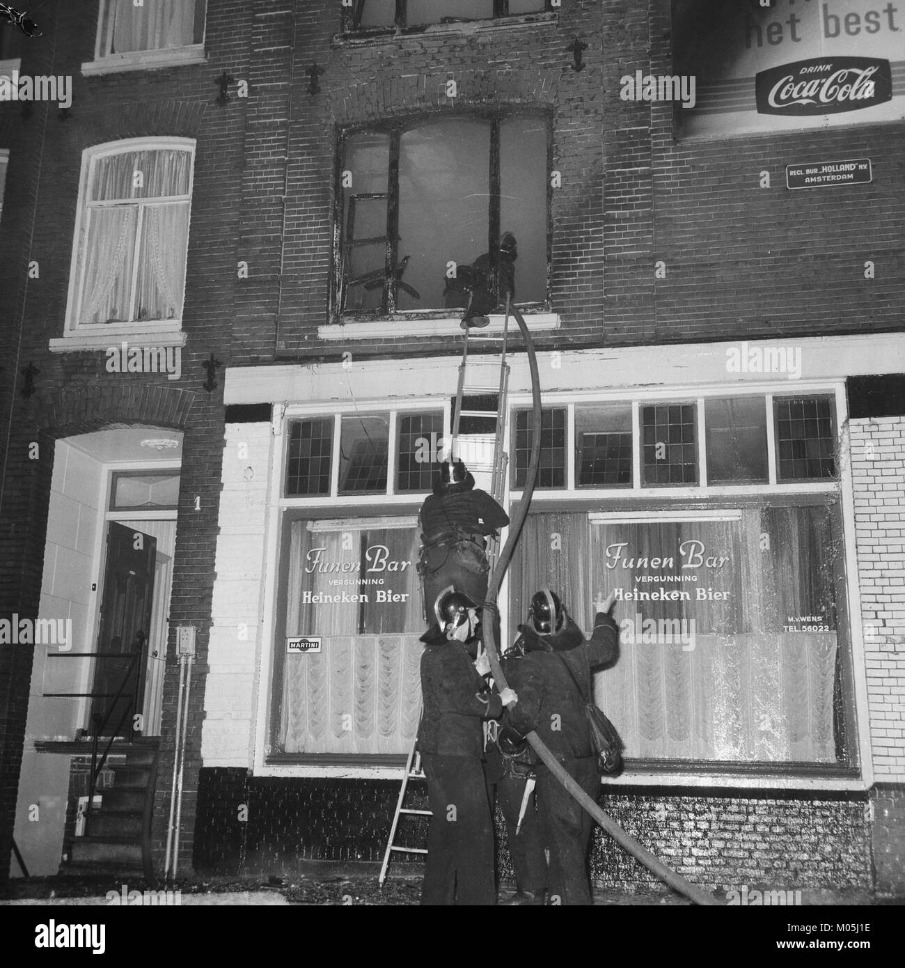 A fire occurred in parcel 116 at Mauritskade, with firefighters ...