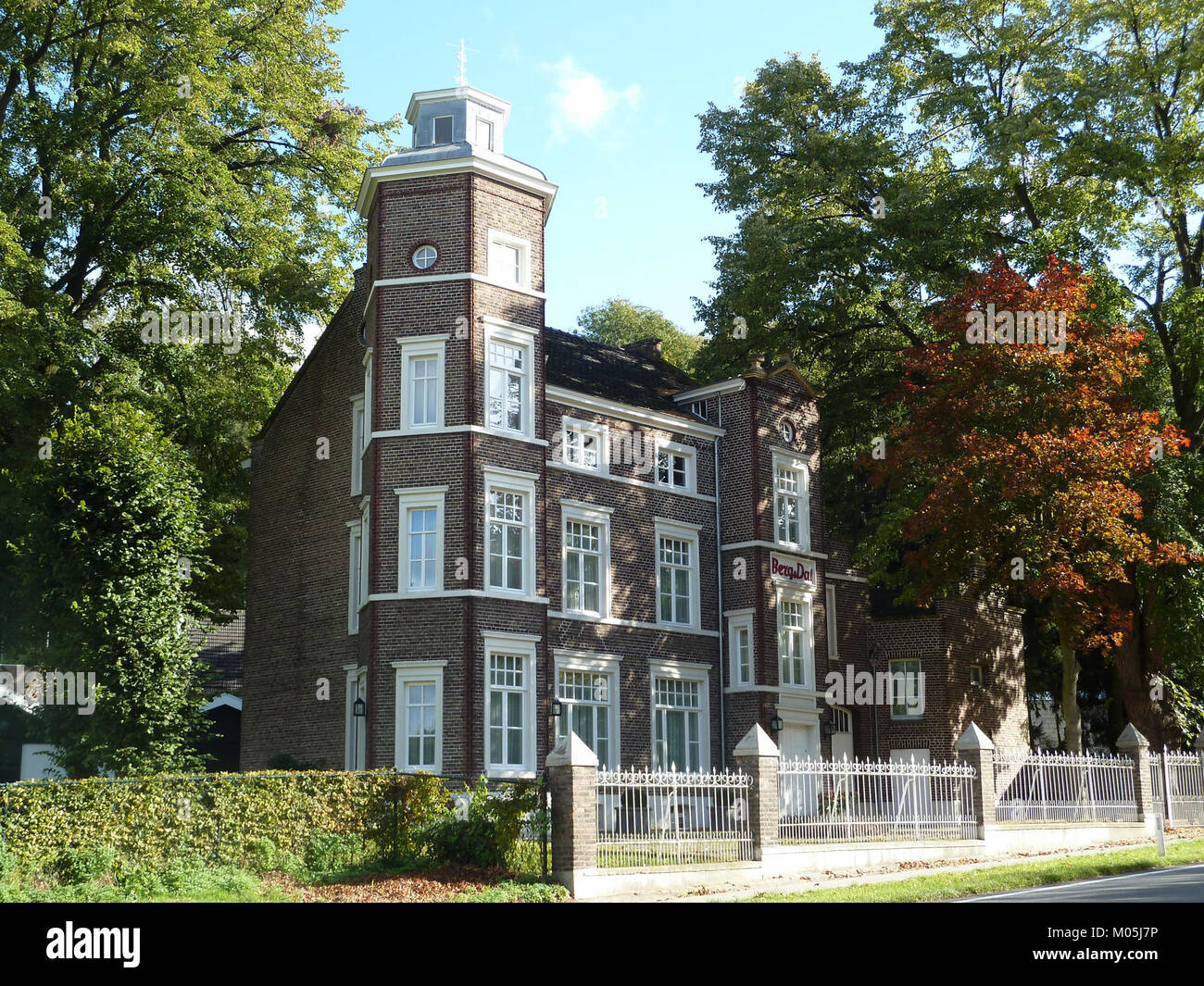 The address Cadier en Keer-Rijksweg 5A (2) refers to a location in ...