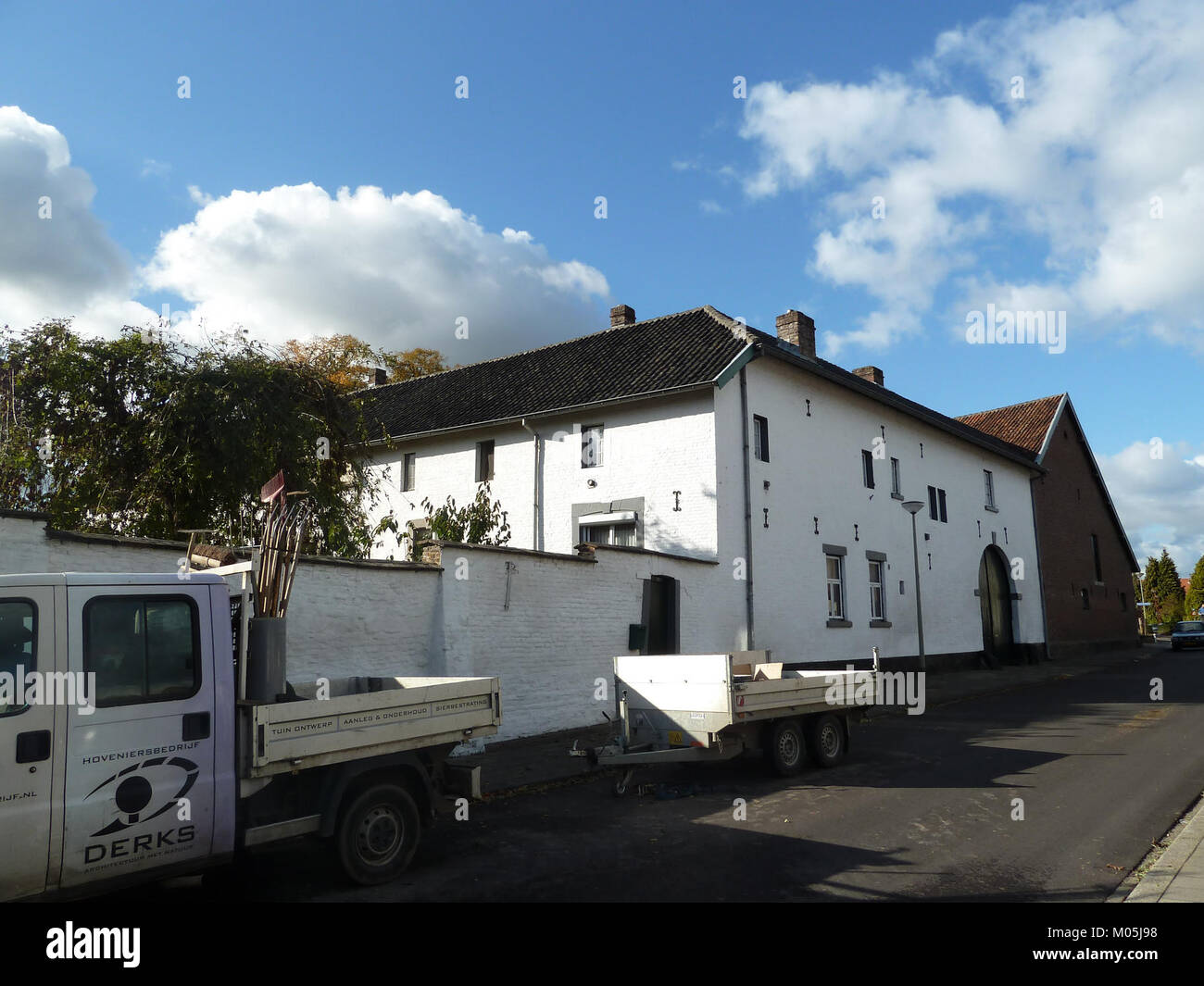 This image depicts Cadier en Keer-Kerkstraat 142, a building located in ...
