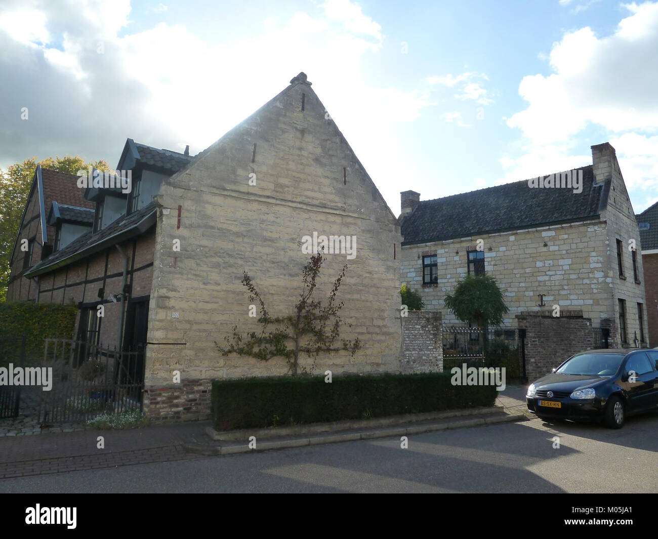 This photograph shows the building at Cadier en Keer-Kerkstraat 98 ...