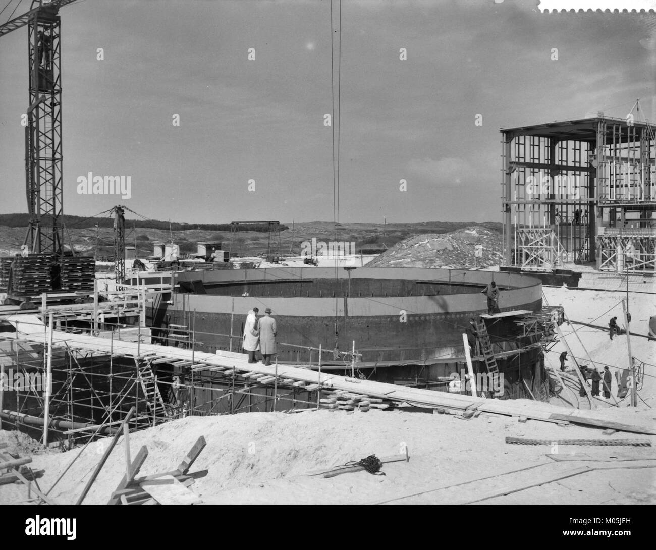 This image depicts the construction of the nuclear reactor at Petten ...