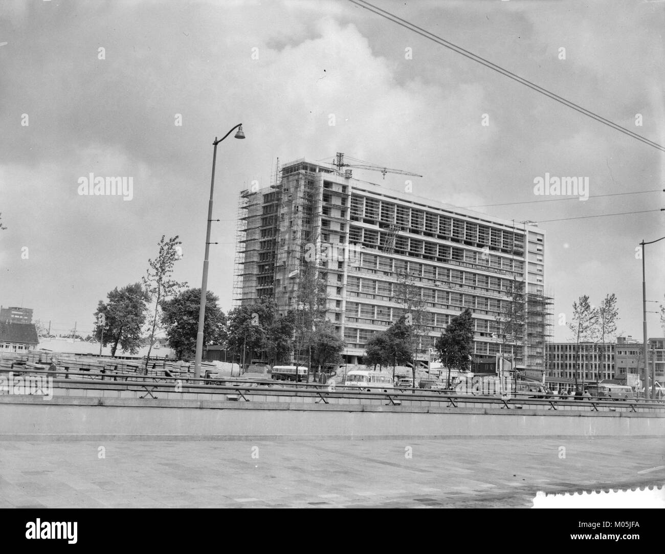 The construction of the stationspostkantoor (station post office) in ...