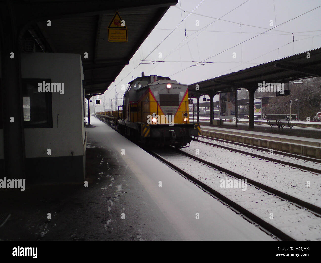 The image shows a BR 203 locomotive with a construction train (Bauzug ...