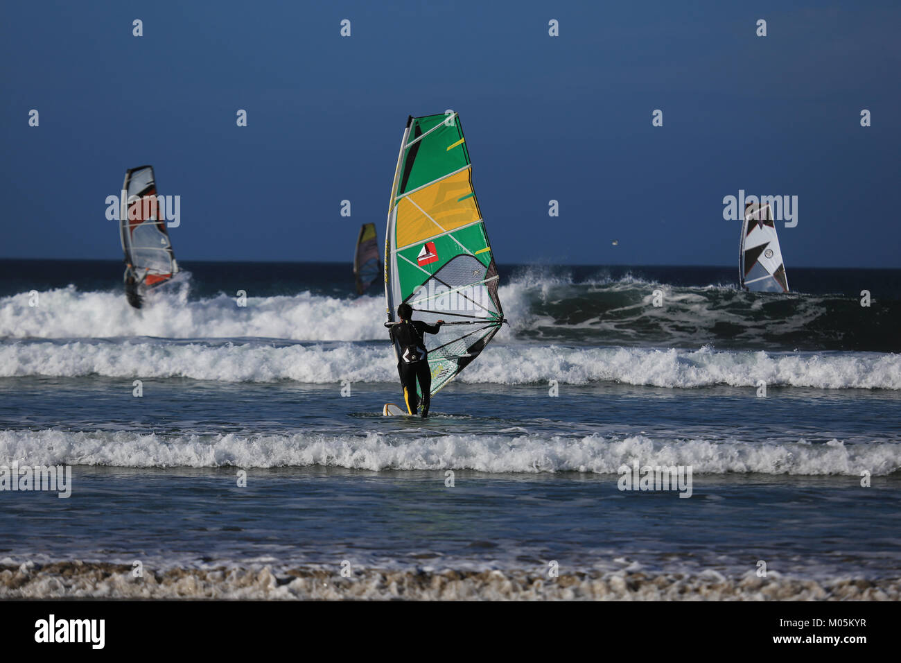 Crest of a wave hi-res stock photography and images - Alamy