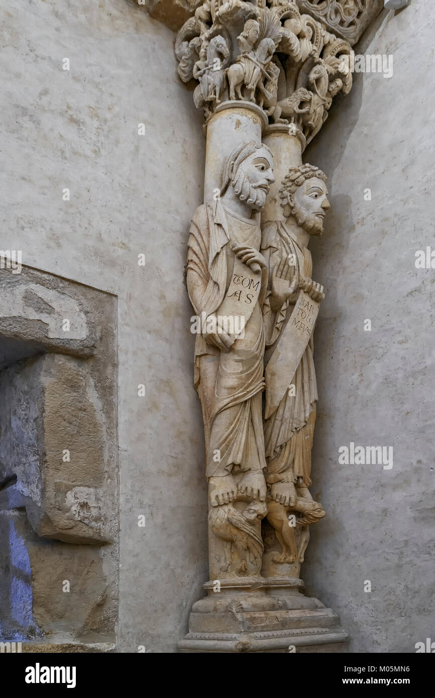 Column of the apostles in the antechamber of the holy chamber. Oviedo ...