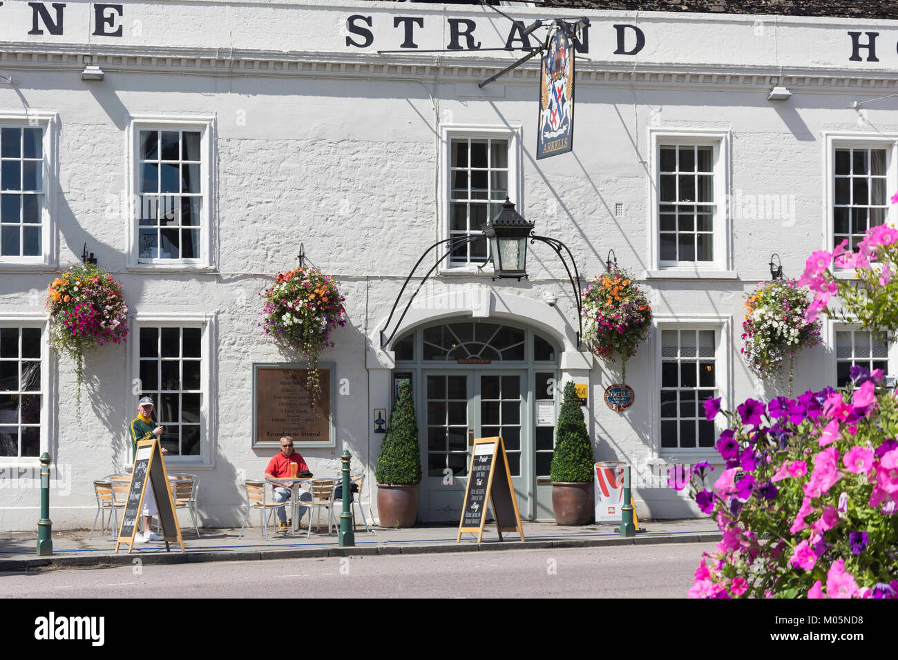 The lansdowne hotel the strand calne wiltshire town centre flowe hi-res ...