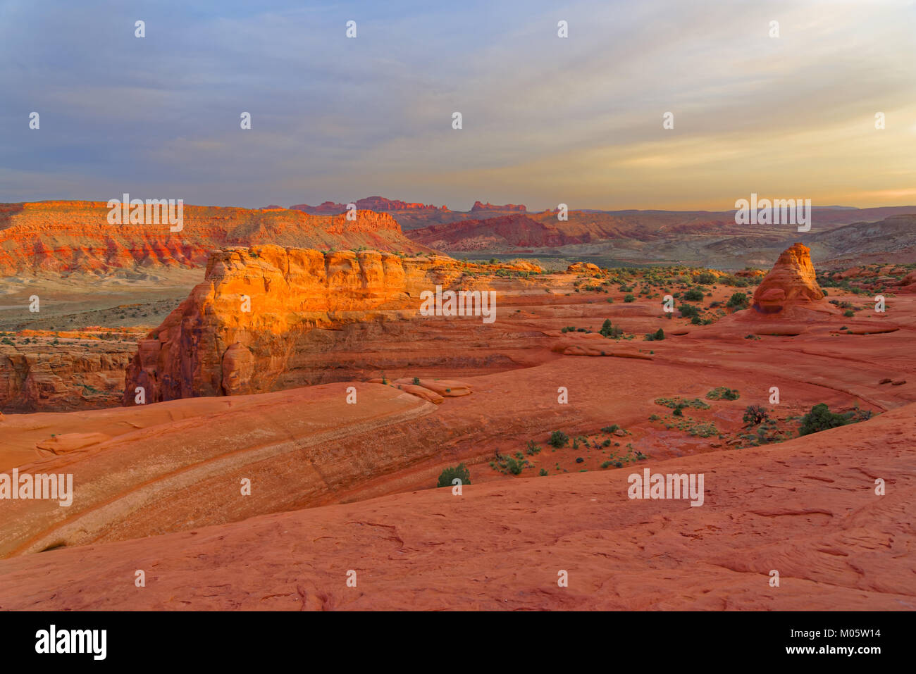 The Delicate Arch is the most famous rock formation in Utah located in ...