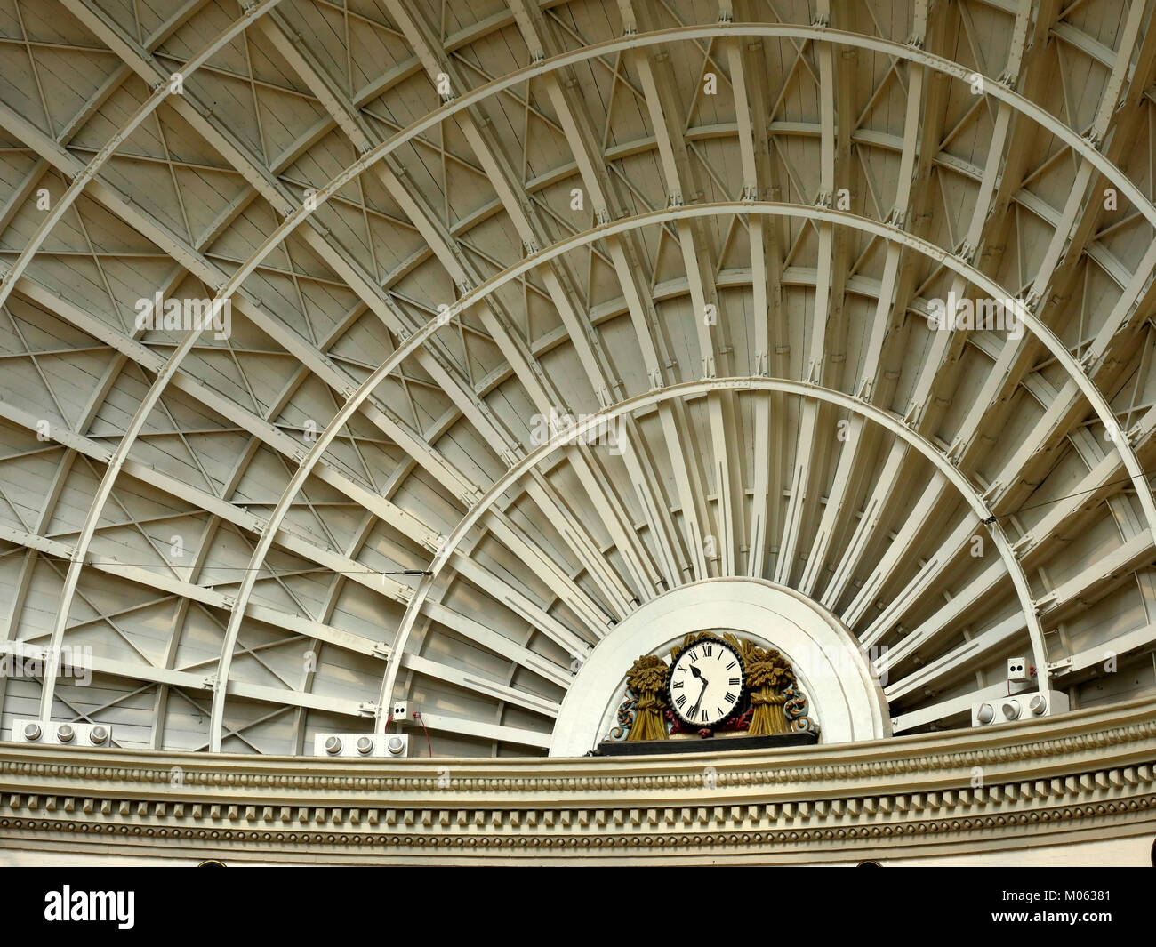 Leeds corn exchange roof hi-res stock photography and images - Alamy