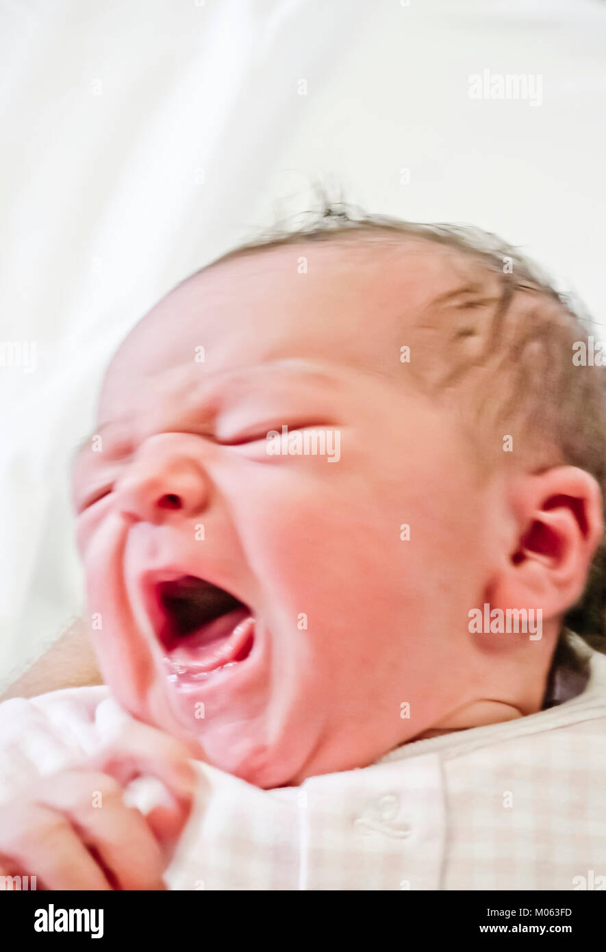 Newborns crying hi-res stock photography and images - Alamy