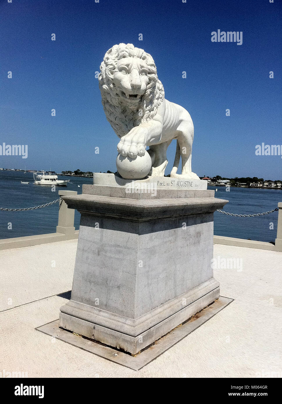 Bridge of Lions lion Stock Photo - Alamy