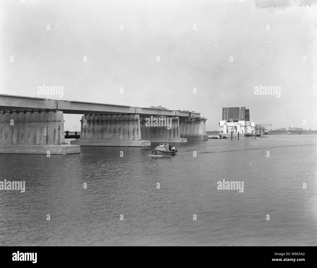 This image shows the construction of a bridge at Schellingwoude, which ...