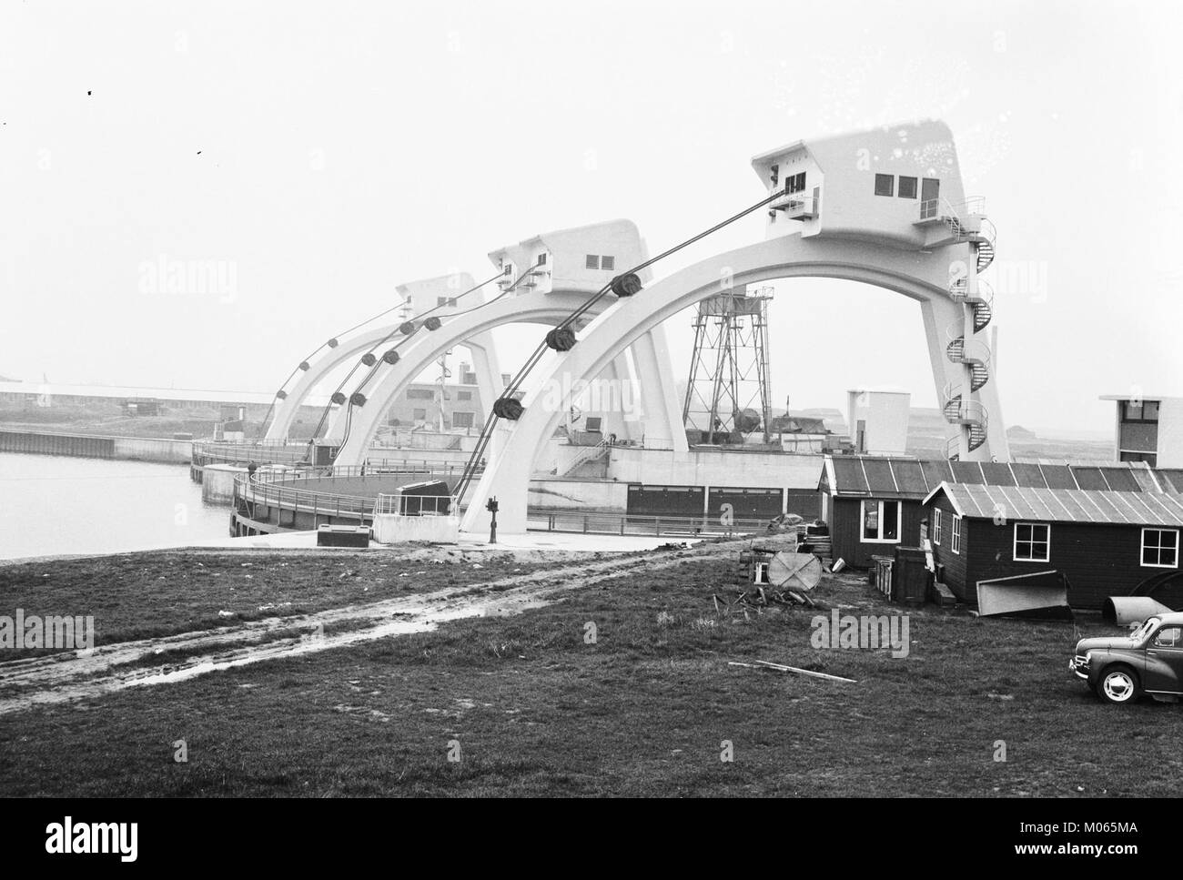 The image depicts the construction of a dam at Hagestein for the Rhine ...