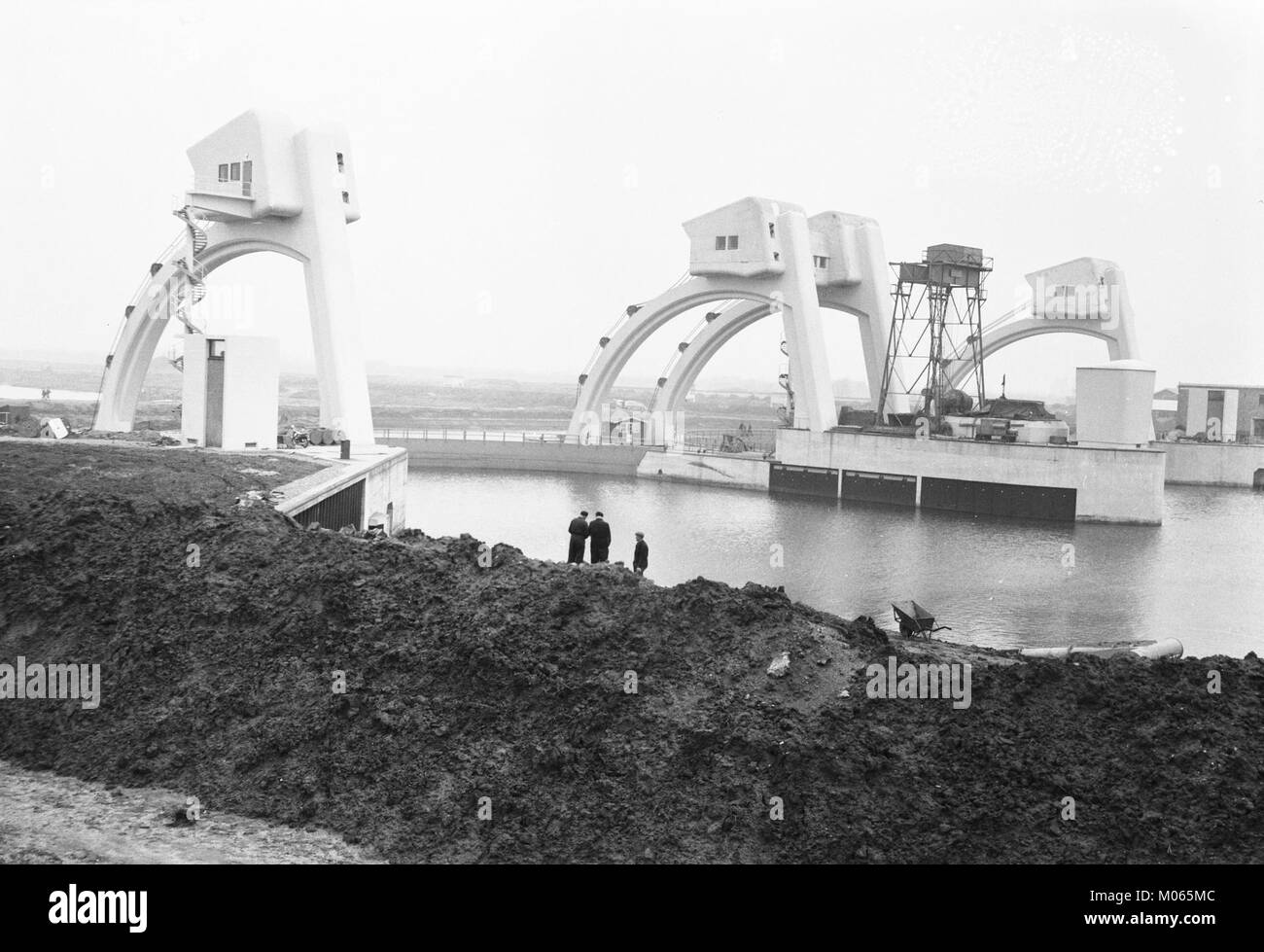 This image depicts the construction of a dam at Hagestein as part of ...
