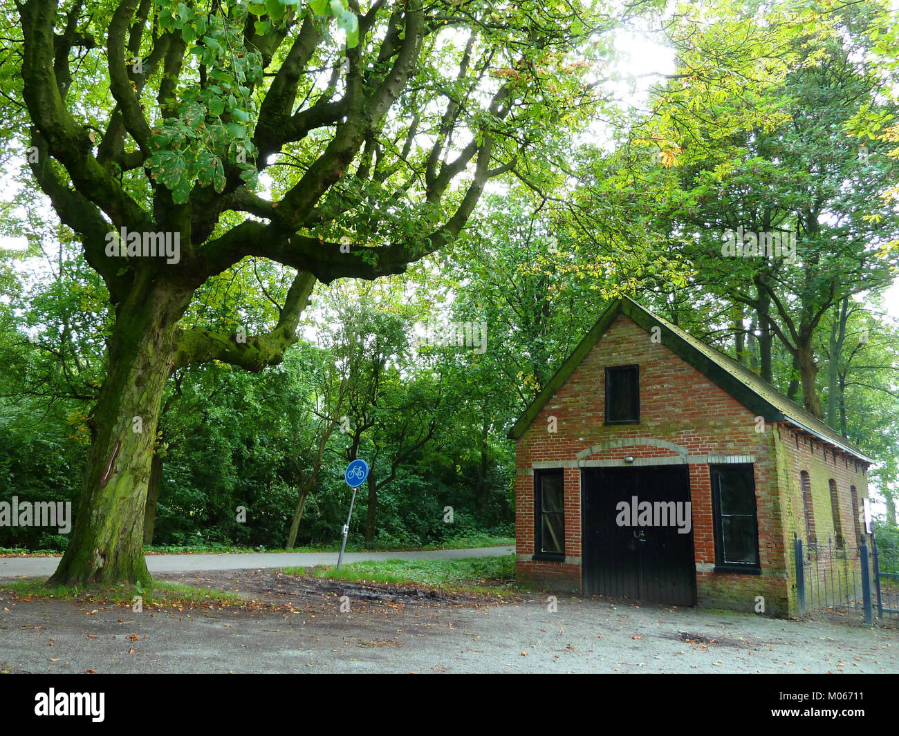 'Breede - verenigingsgebouwtje' depicts a Dutch building structure ...