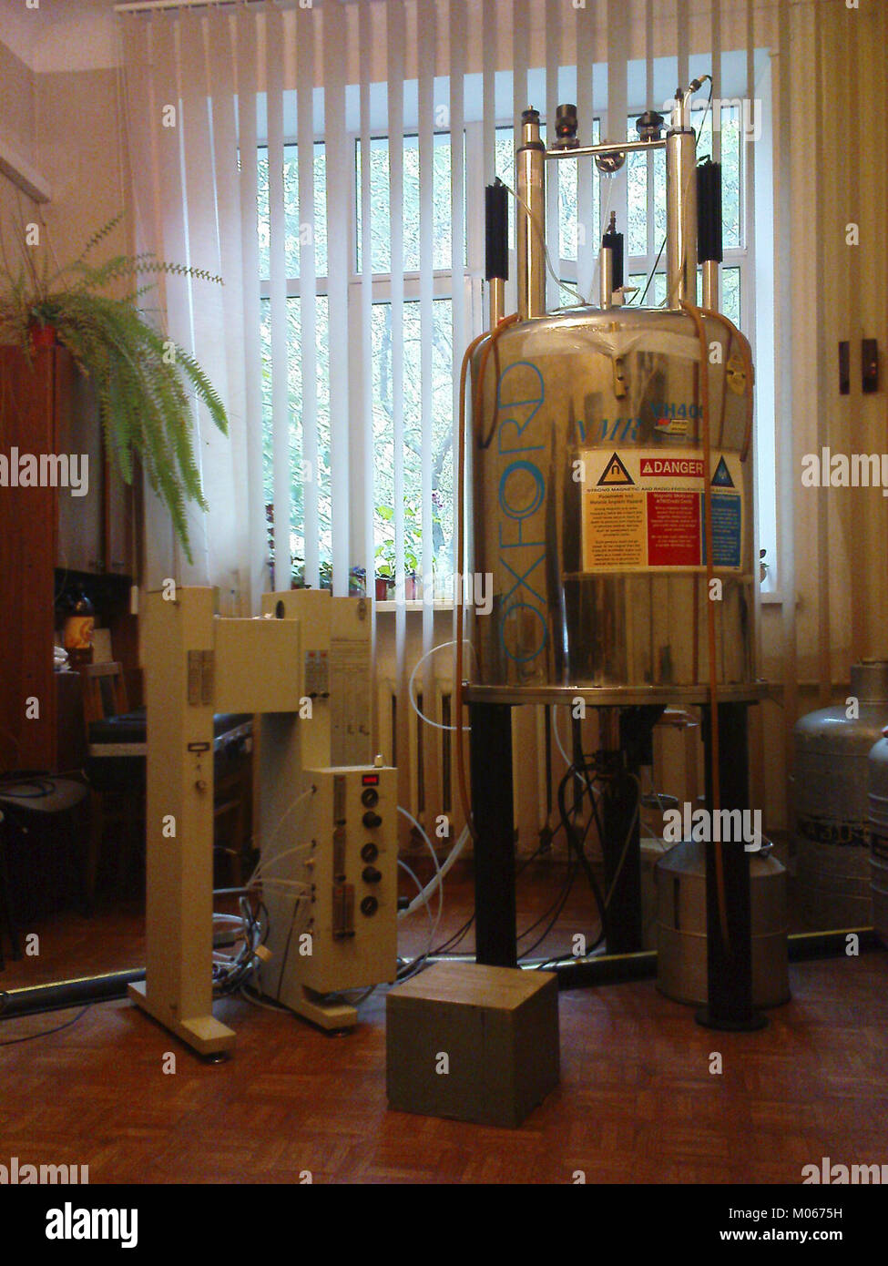 Nmr instrument hi-res stock photography and images - Alamy