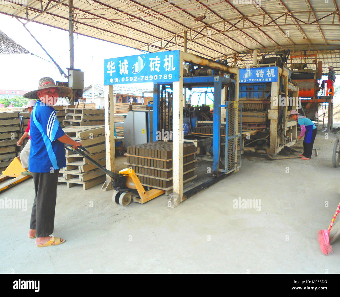 Manual workers making bricks hi-res stock photography and images - Alamy