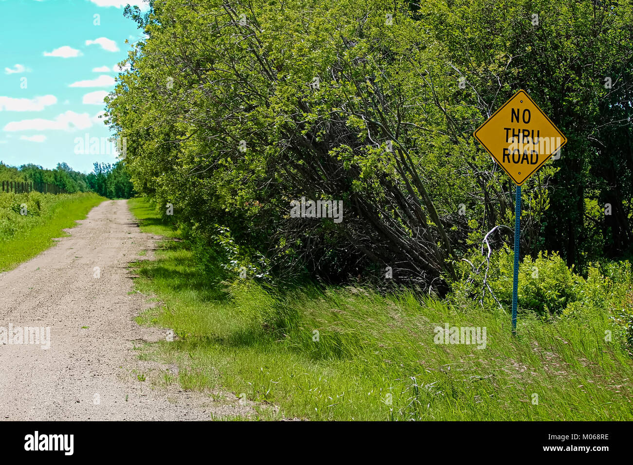 A No Thru Road sign in the country Stock Photo - Alamy