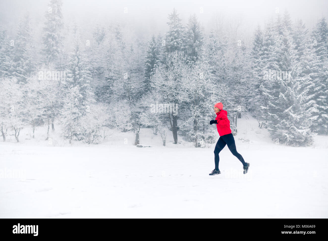 Girl running in snow hi-res stock photography and images - Alamy