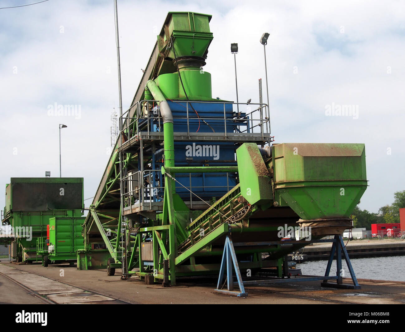 This photograph shows the Breseton bulkhandling ship unloader ...