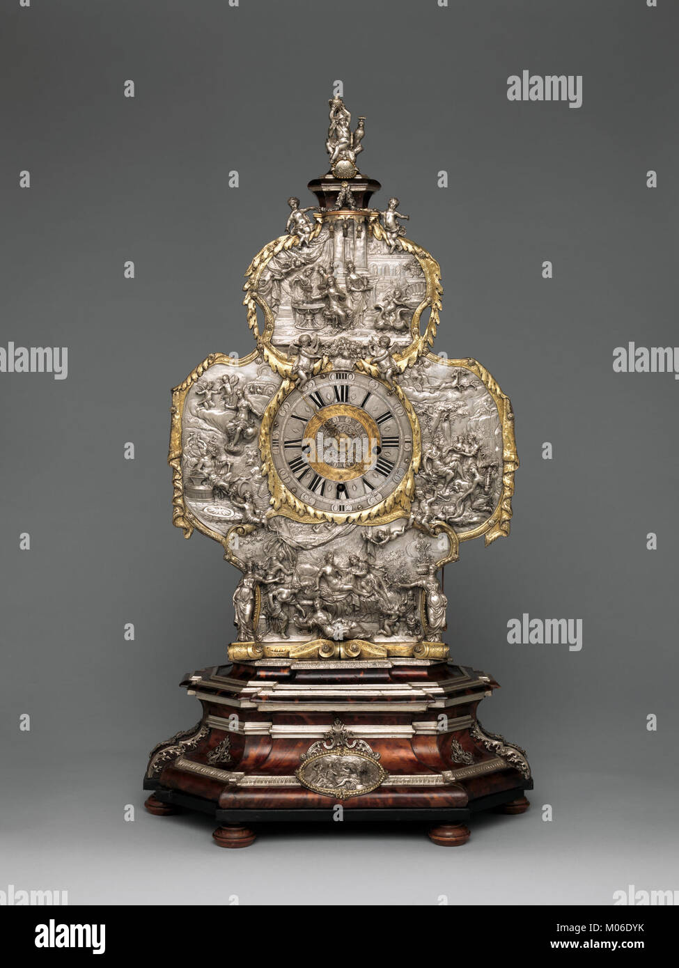 Mantel clock MET DP333812 Stock Photo - Alamy