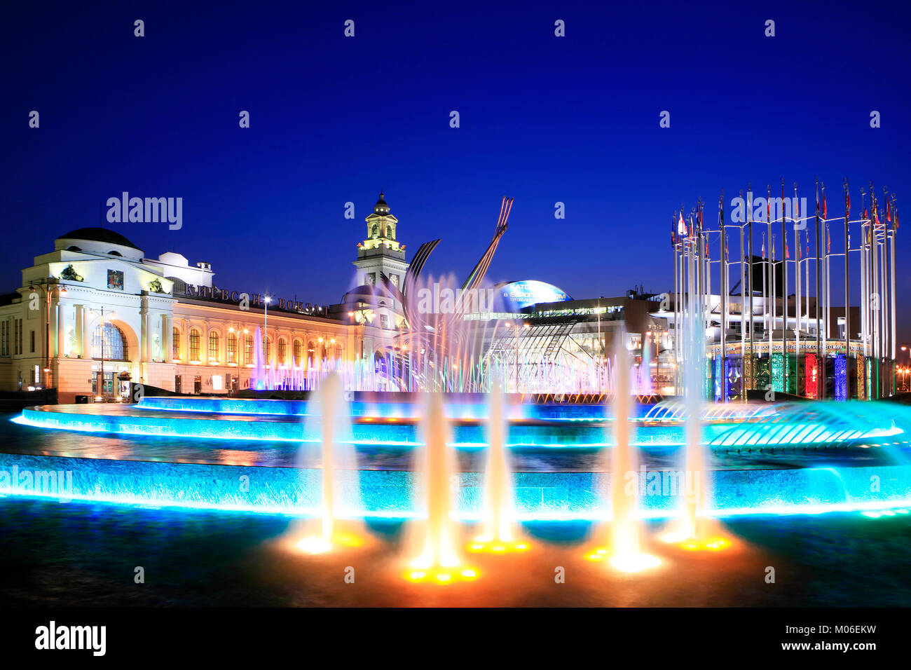 Magical fountains at Europe Square outside Kievsky Train Station in ...