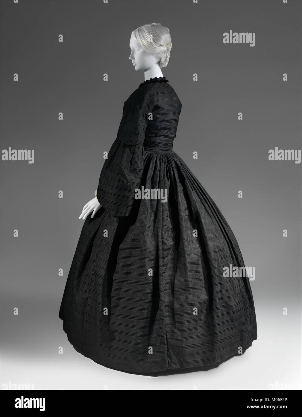 Dress similar hi-res stock photography and images - Alamy