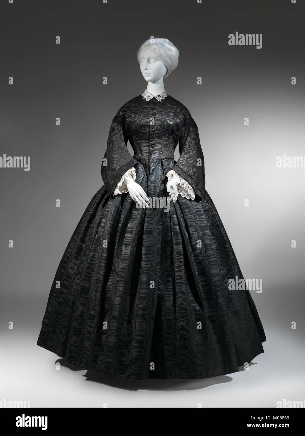 The mourning ensemble in the Metropolitan Museum of Art collection ...