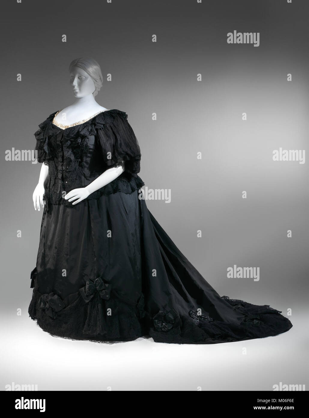 This mourning dress, cataloged as MET DP355230, is a historical garment ...