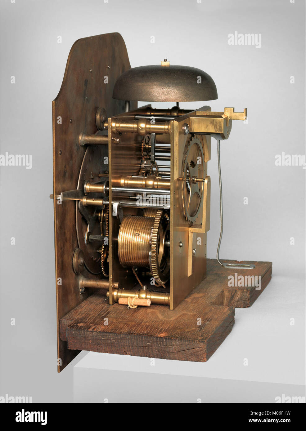 This longcase clock is equipped with a calendar function, combining ...