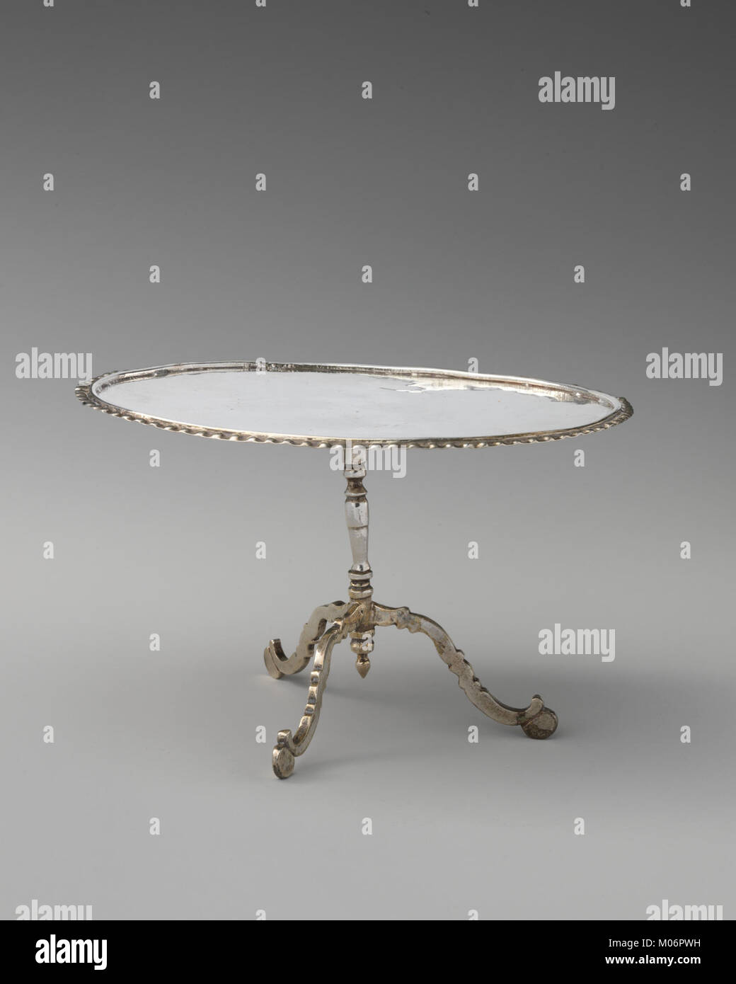 Sturdy table design hi-res stock photography and images - Alamy