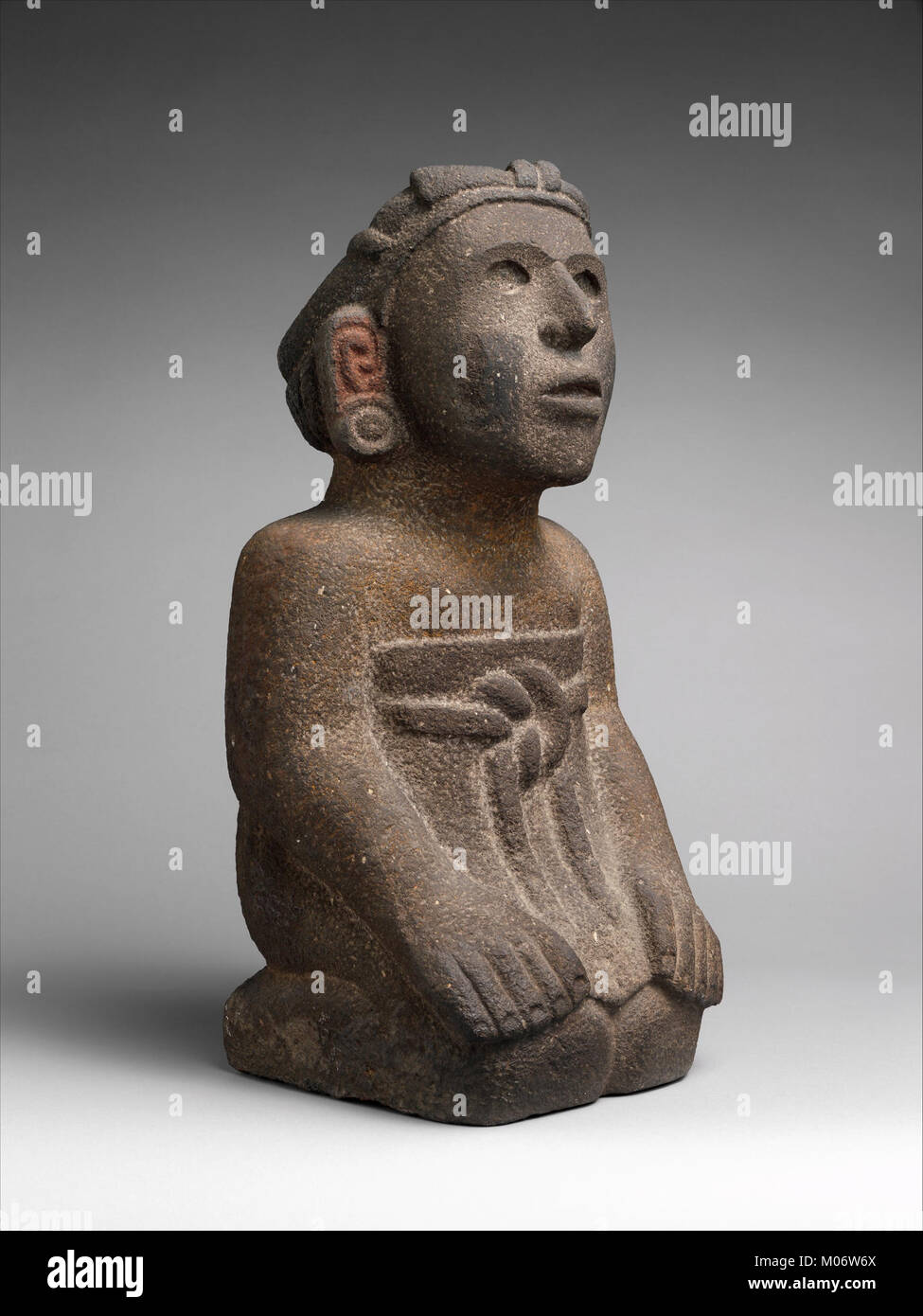 Kneeling female figure sculpture hi-res stock photography and images ...