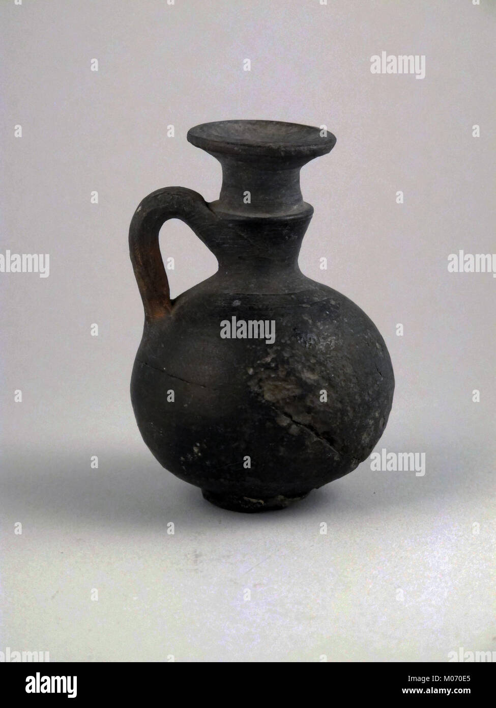 Juglet MET LC-74 51380 Stock Photo - Alamy