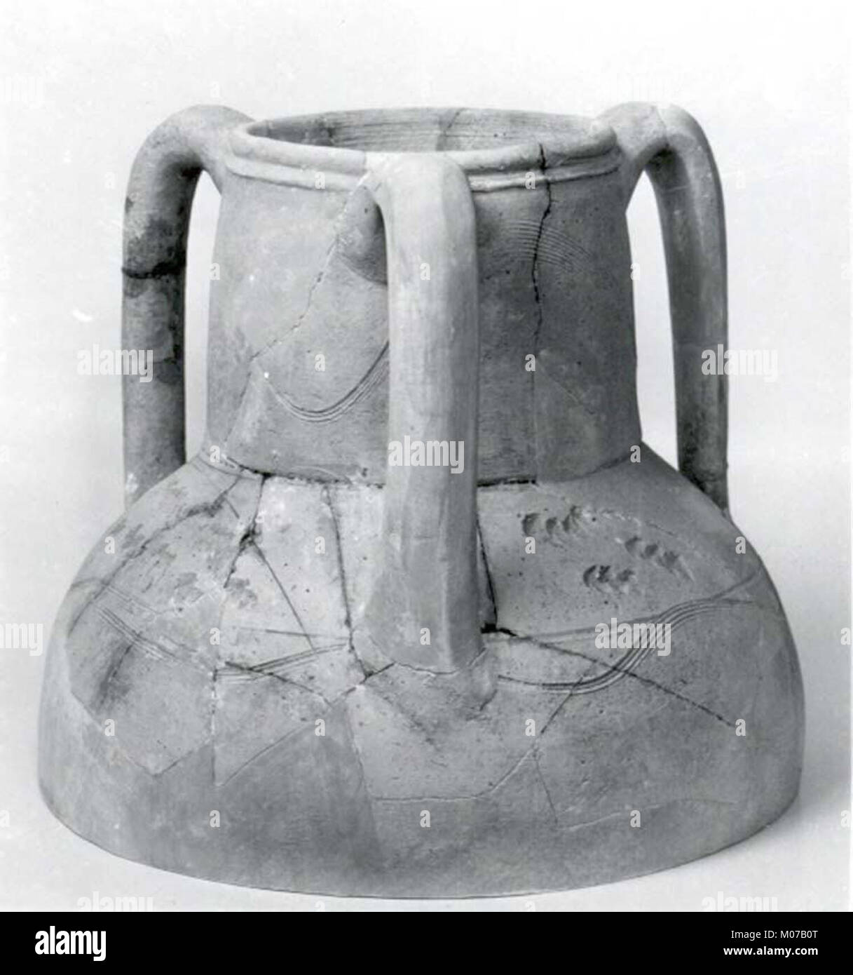 Mesopotamian pottery hi-res stock photography and images - Alamy