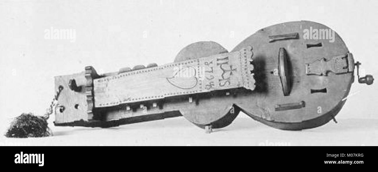 Hurdy gurdy Black and White Stock Photos & Images - Alamy
