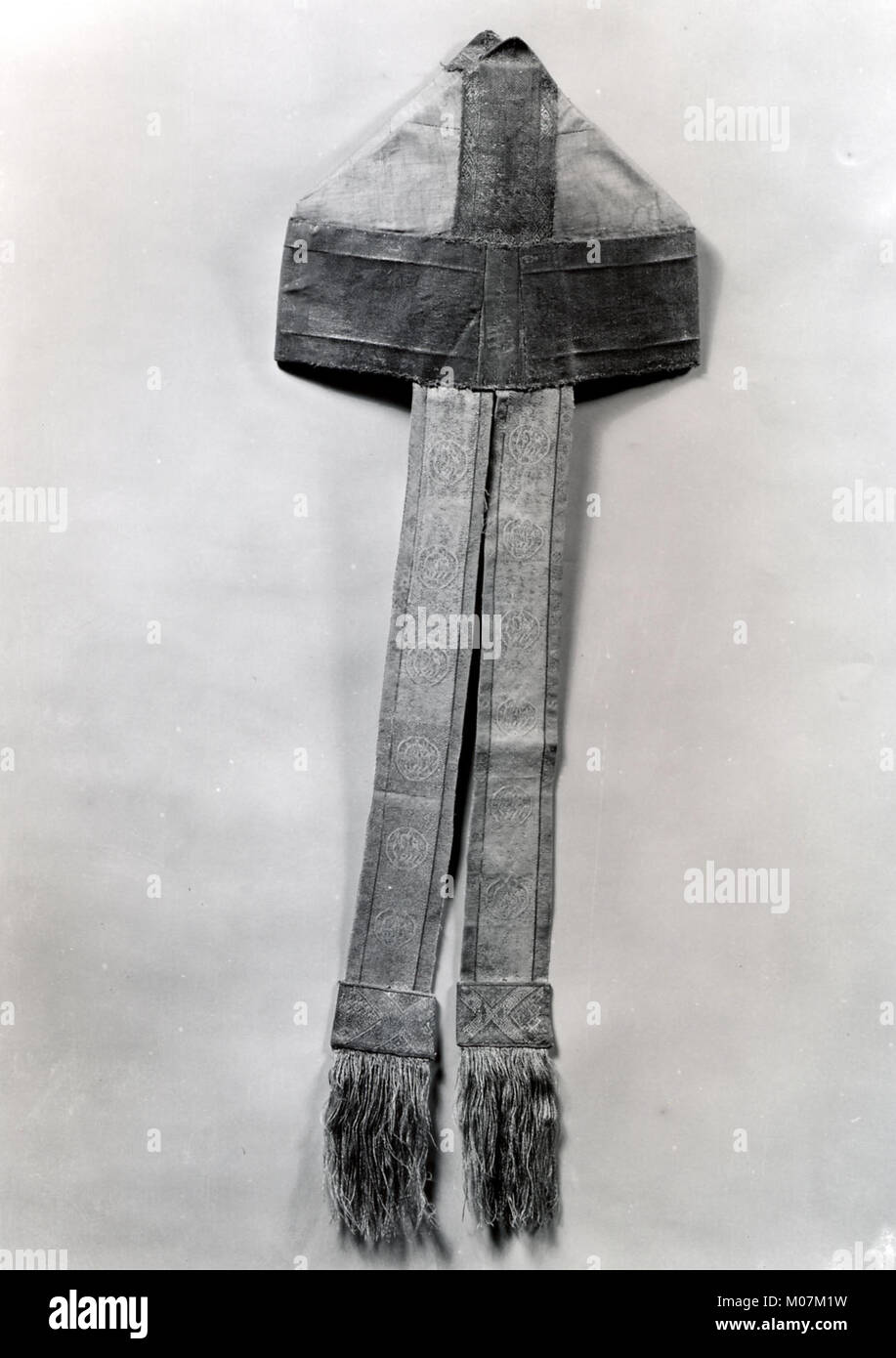 Traditional bishops attire hi-res stock photography and images - Alamy