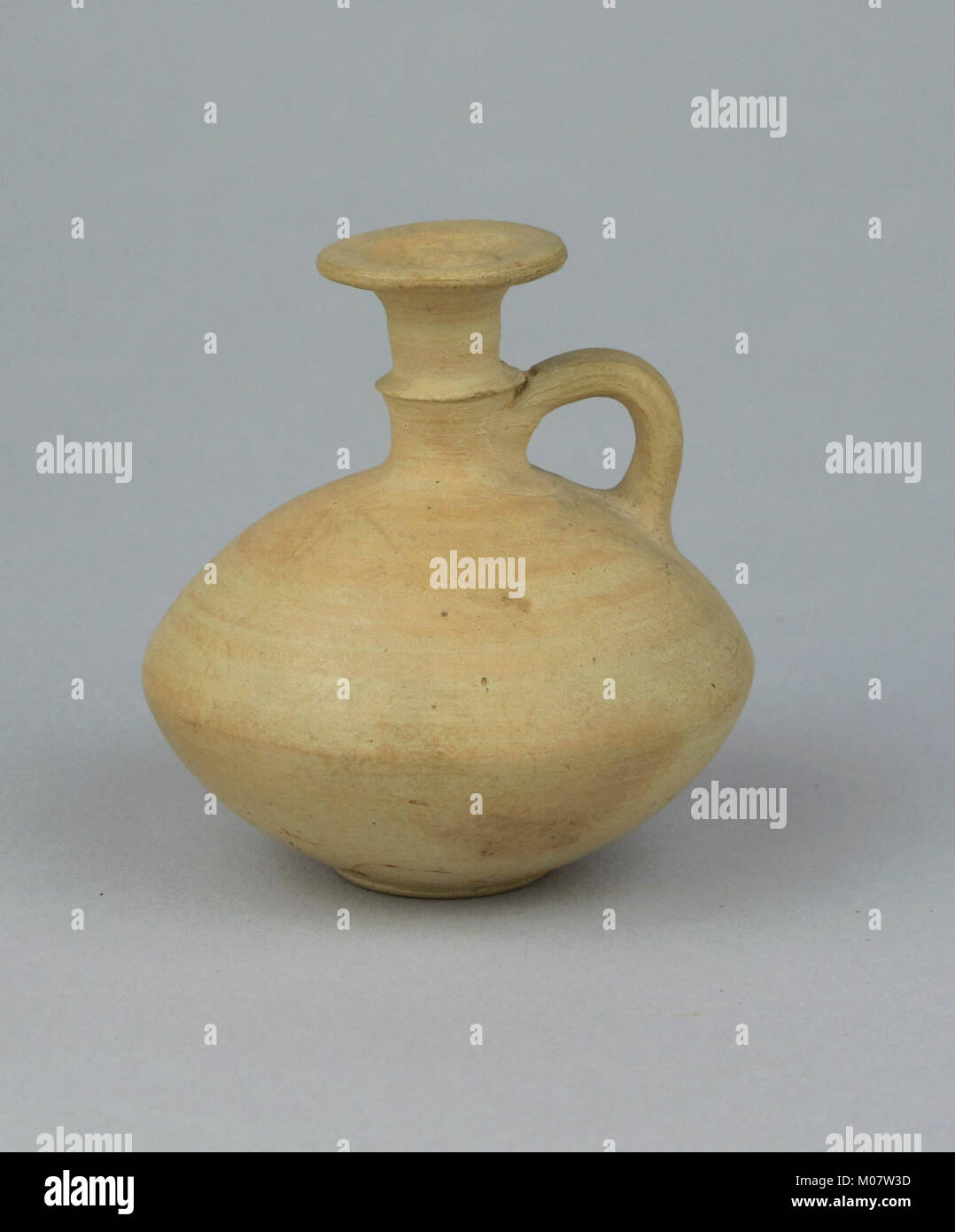 Juglet MET LC-74 51407 Stock Photo - Alamy