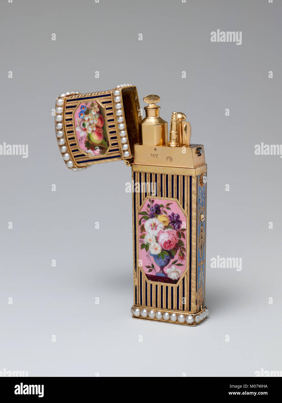 Vintage mechanical music box hi-res stock photography and images - Alamy