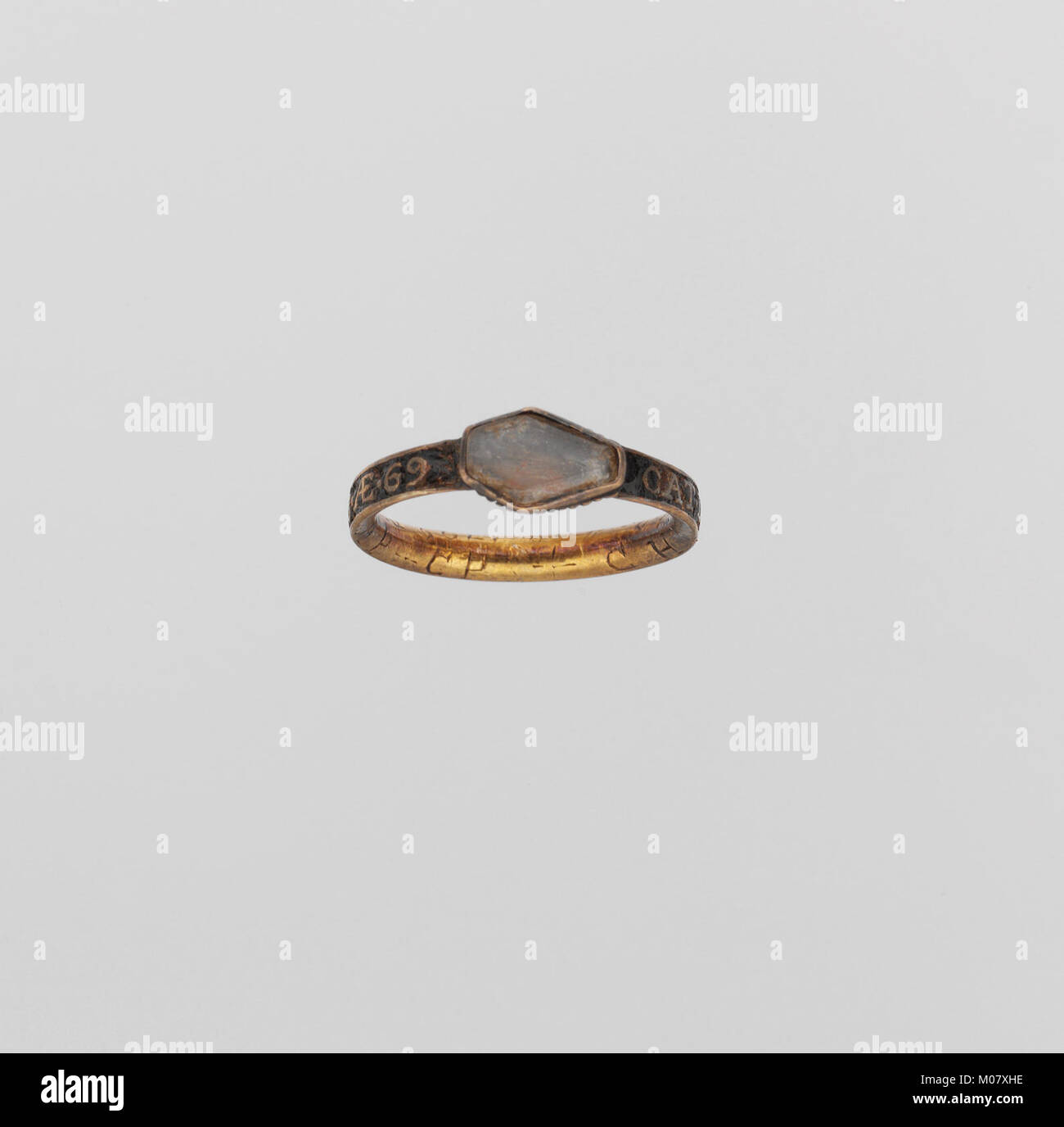 This mourning ring, identified under the number DP114844, is a piece ...