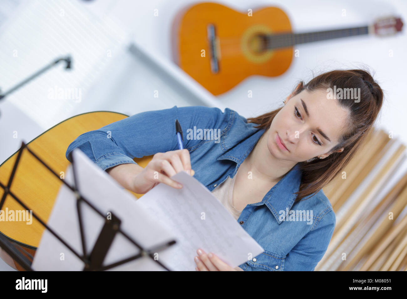 guitar lessons girl playing the guitar Stock Photo - Alamy