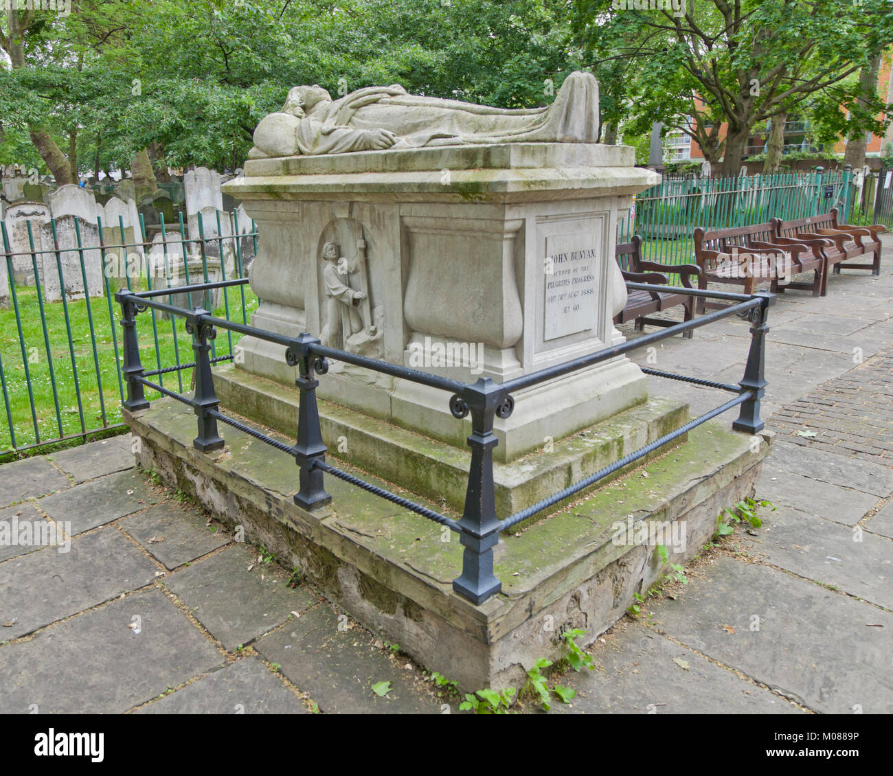 John bunyan grave hi-res stock photography and images - Alamy