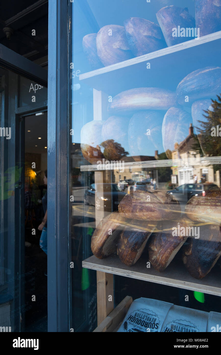 Lynwood & Co cafe in the market square in Lechlade in the Cotswolds ...