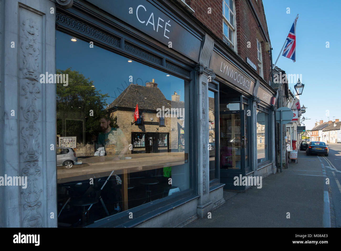 Lynwood & Co cafe in the market square in Lechlade in the Cotswolds ...