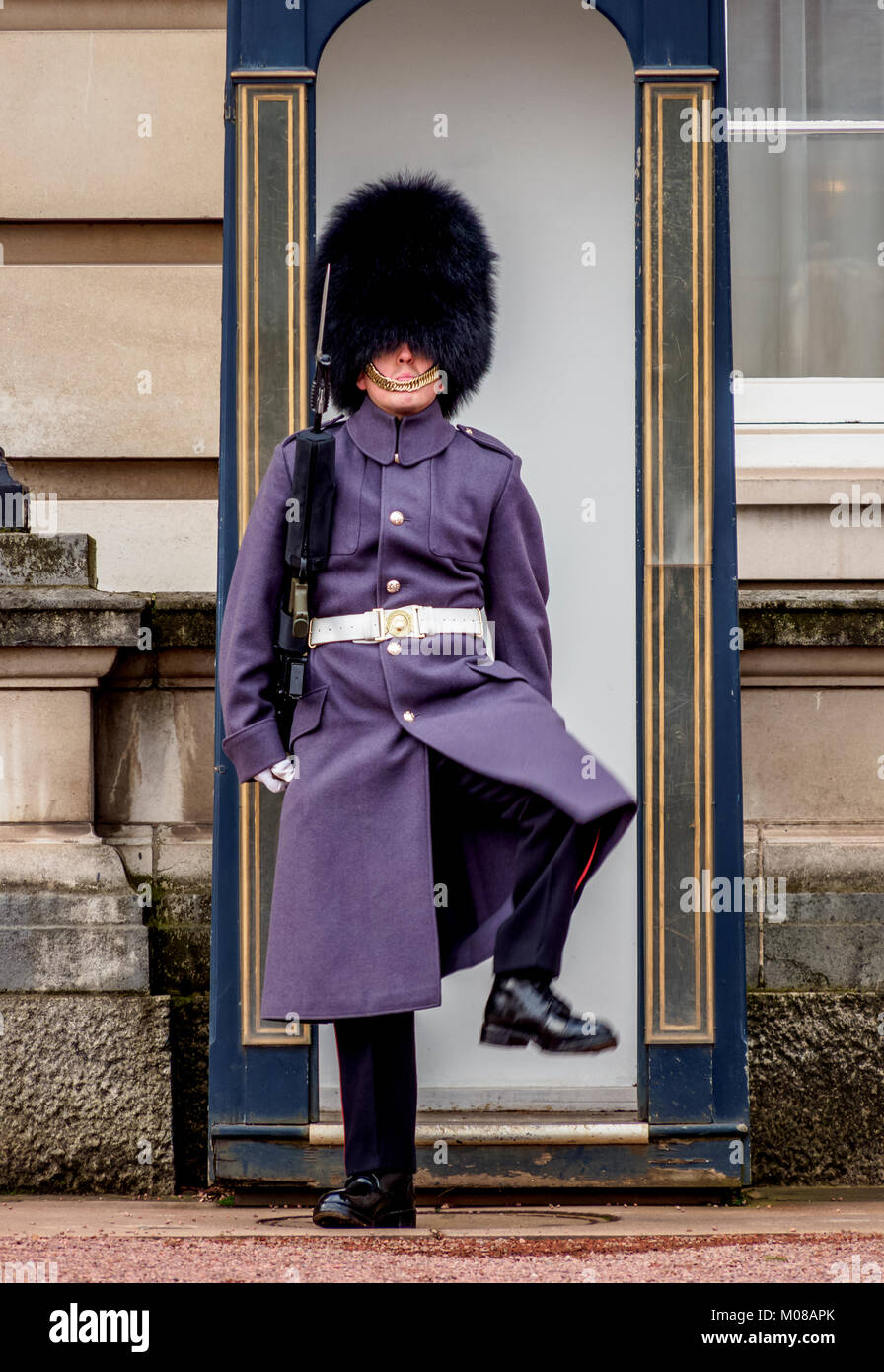 Palace guard england hi-res stock photography and images - Alamy