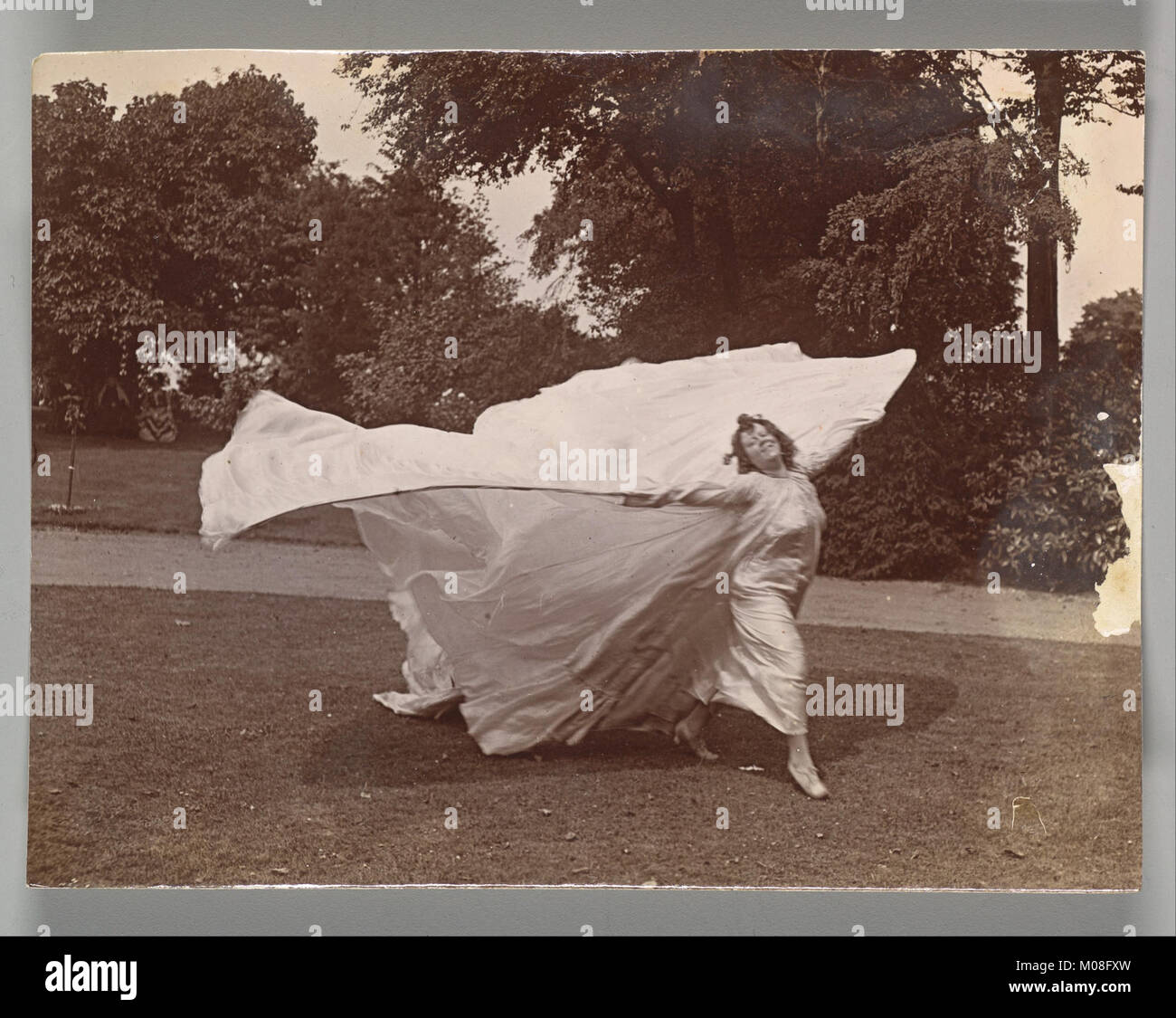 Loie fuller dancing hi-res stock photography and images - Alamy