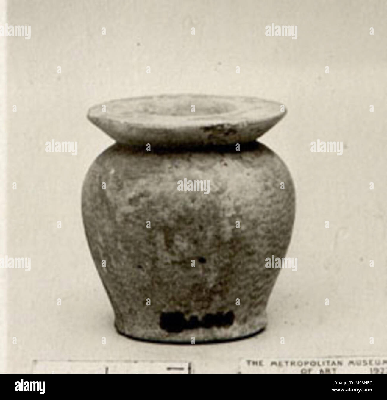 Kohl pot hi-res stock photography and images - Alamy