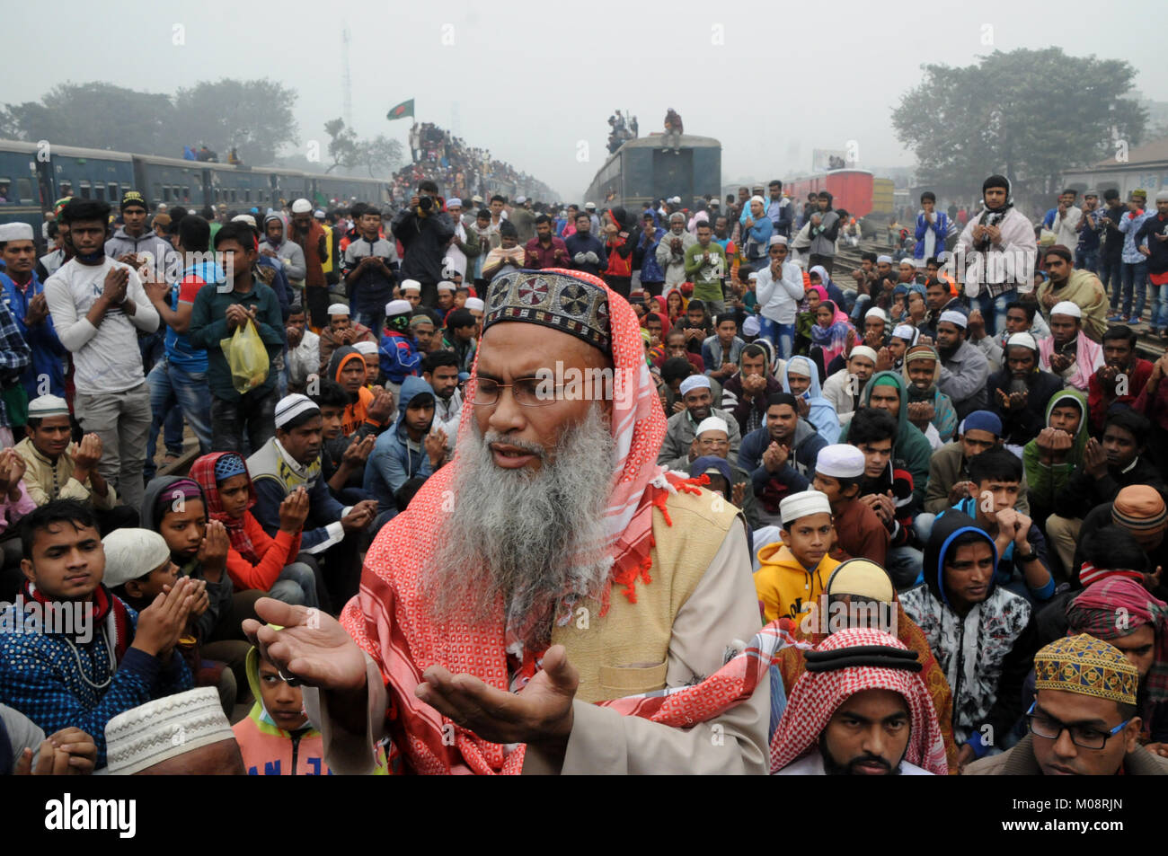 Bangladeshi Muslim devotees take part Akheri Munajat or the final ...