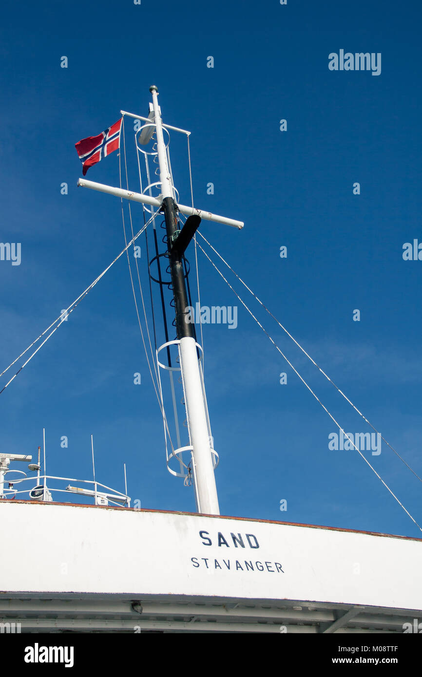 Mainmast with Norwegian flag on a sailing cruise ferry in Sand ...